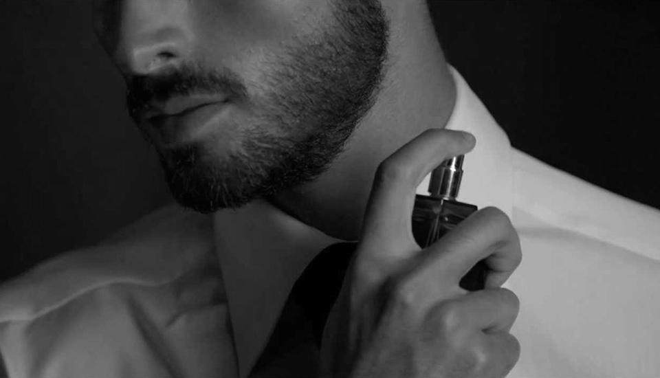 Comment porter un parfum ? Les règles d'or - TCHEYA